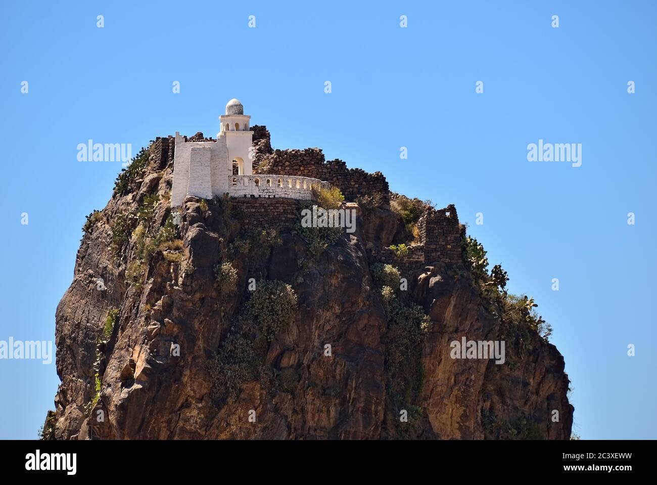 Assassin castle on a cliff. Mountain Yemen, Eastern Haraz, Al-Hutaib ...