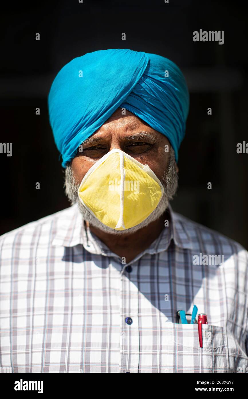 Sikh in london wearing turban hi-res stock photography and images - Alamy