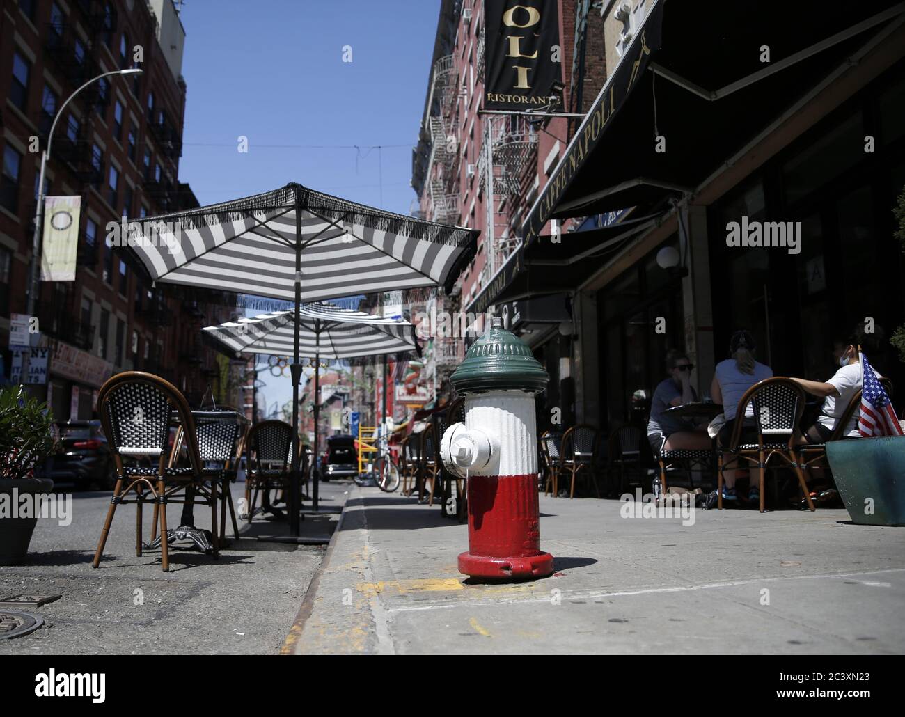 Curbside dining hi-res stock photography and images - Alamy