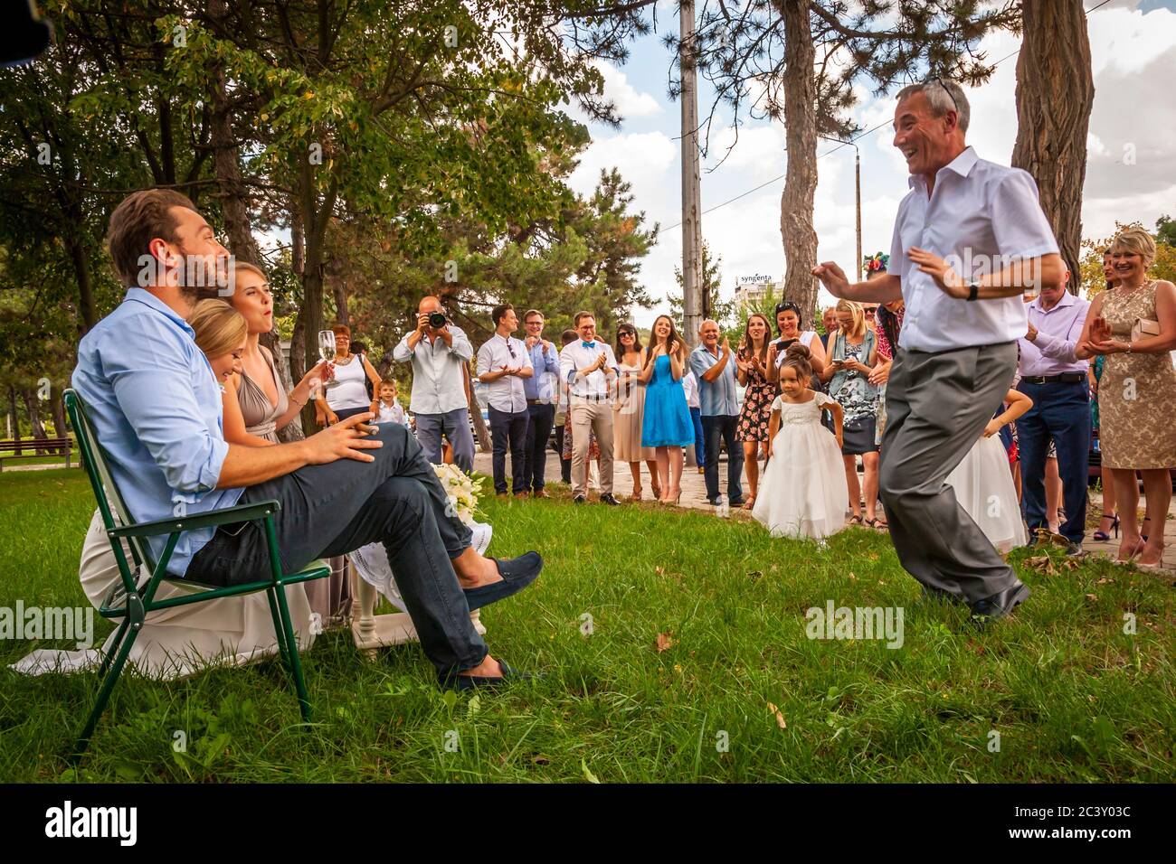 People dancing wedding hi-res stock photography and images - Alamy
