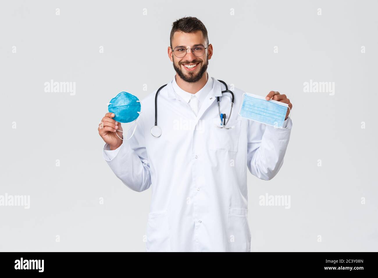 Healthcare workers, medical insurance, pandemic and covid-19 concept ...