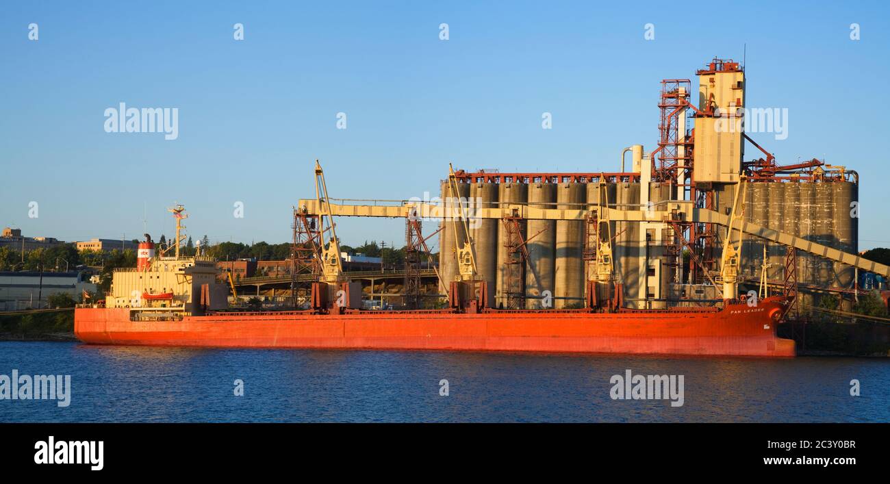 Ship & grain silos at the commercial docks in Portland, Oregon, USA ...