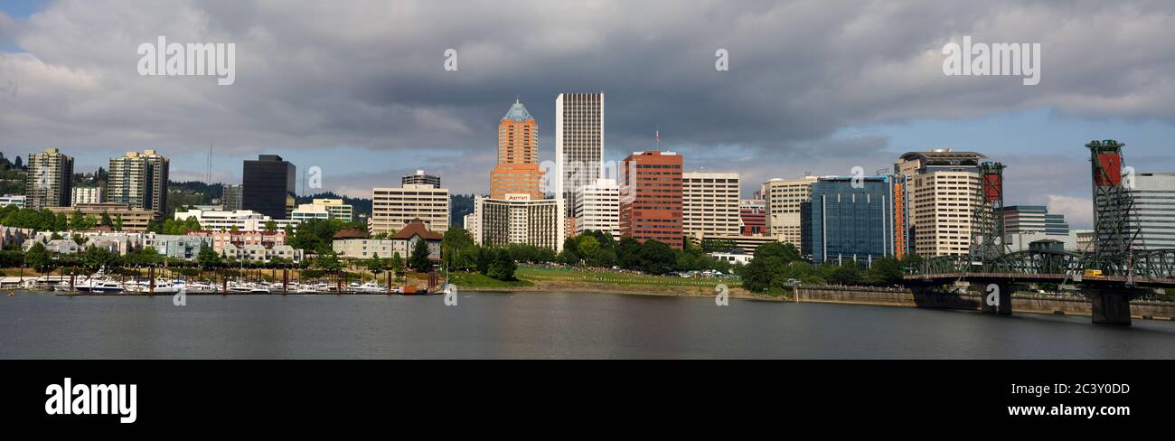Portland skyline willamette river hi-res stock photography and images ...