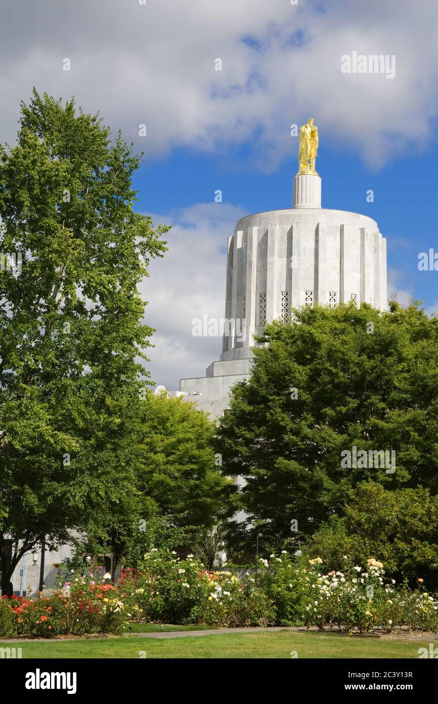 Gold Pioneer tower, Oregon State Capitol building in Salem Stock Photo ...