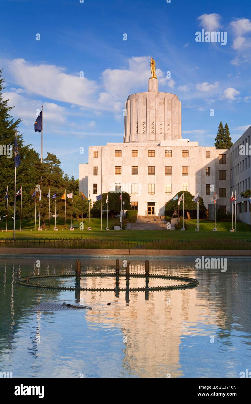 Reflection of the State Capitol building in Salem Stock Photo - Alamy
