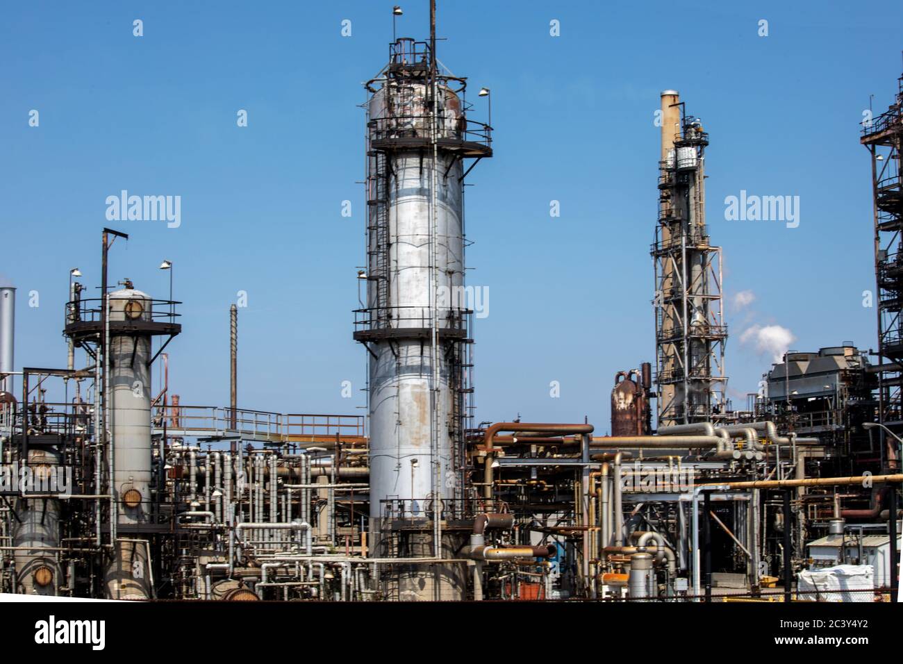 Refinery pipes hi-res stock photography and images - Alamy