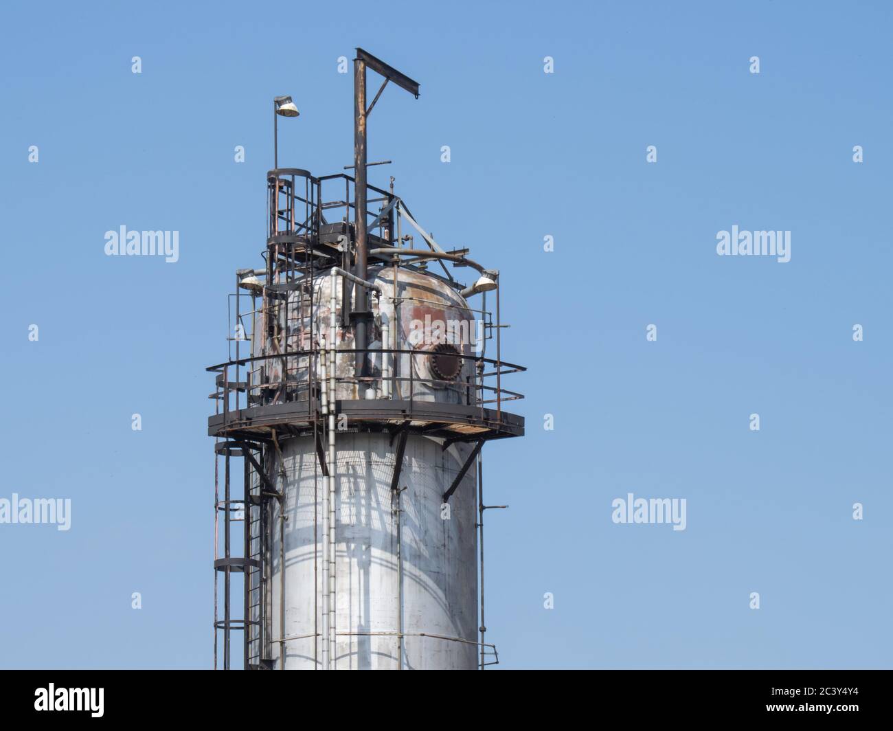 Cracking towers hi-res stock photography and images - Alamy