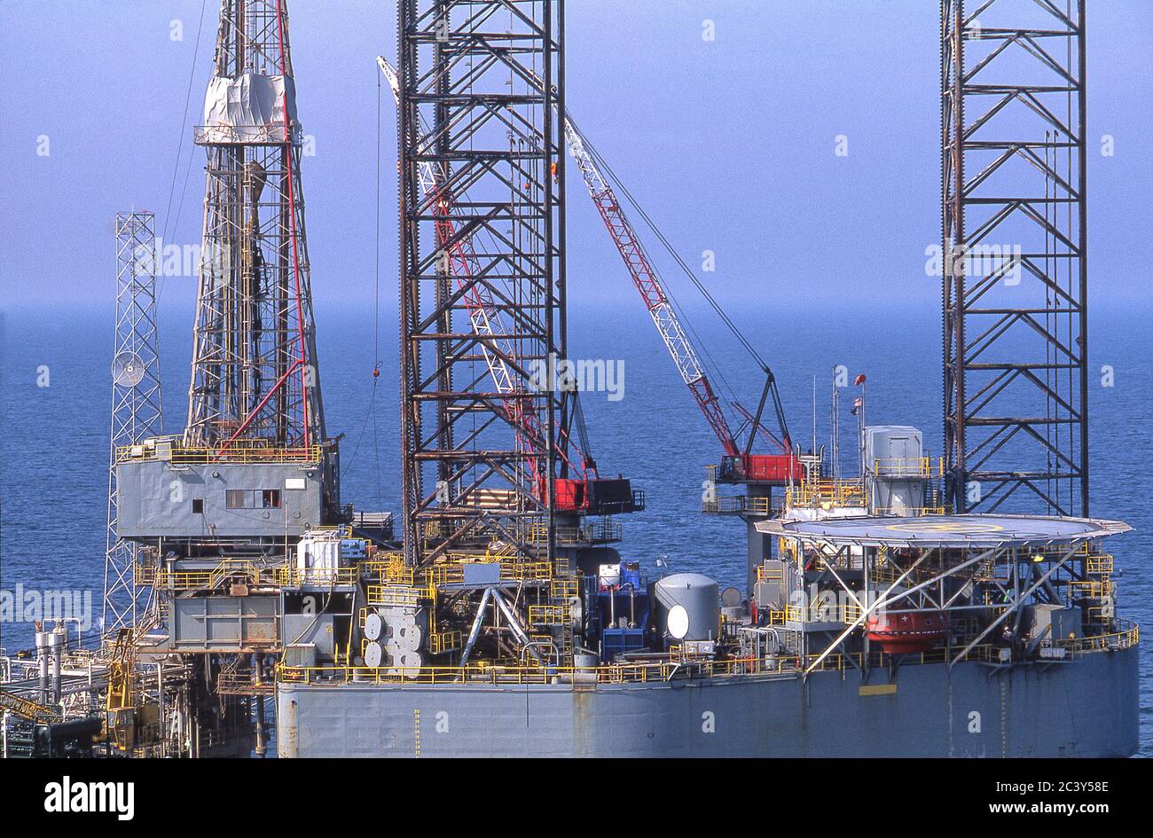 Offshore drilling rig hi-res stock photography and images - Alamy