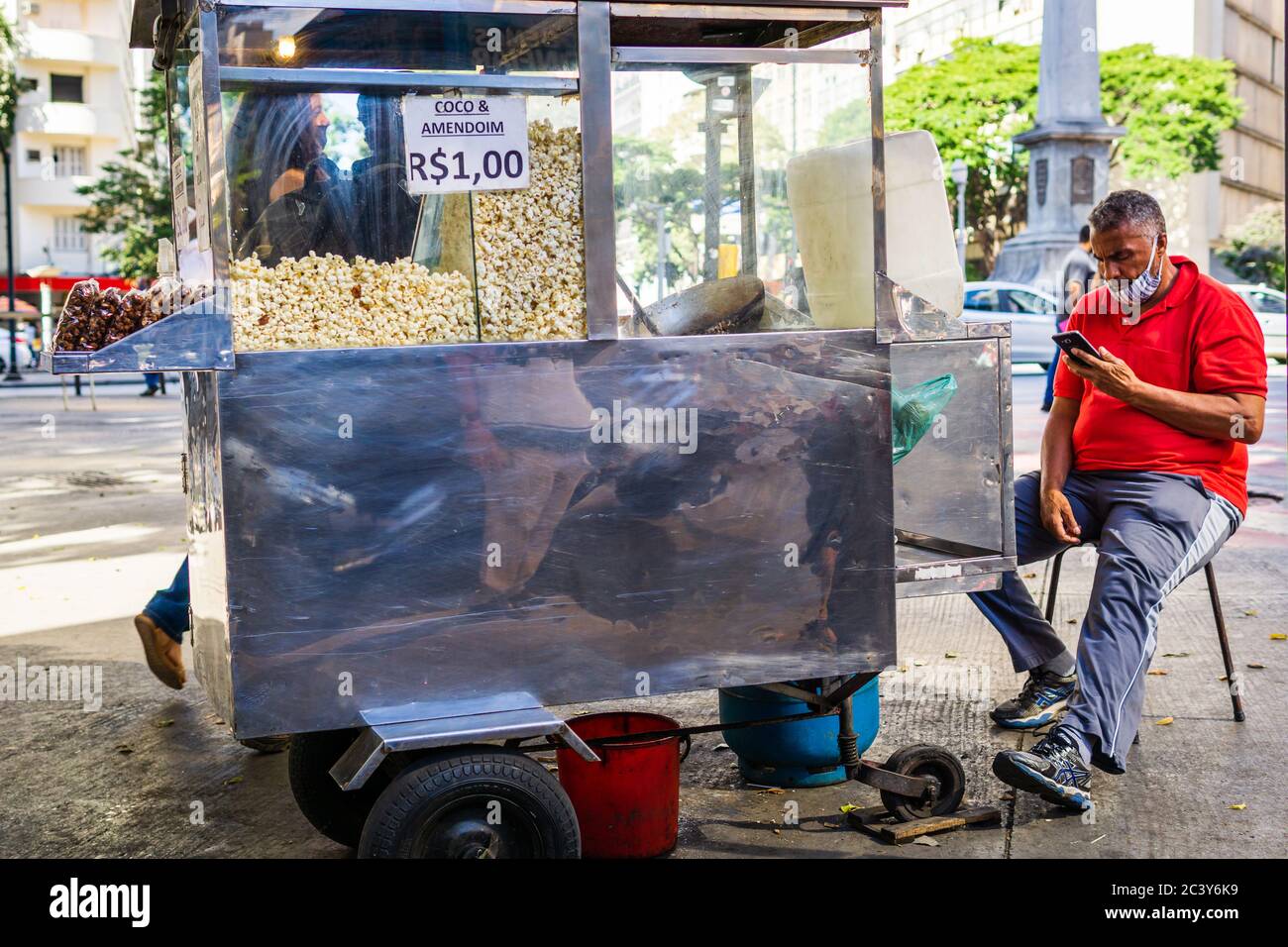 Vendor popcorn hi-res stock photography and images - Alamy