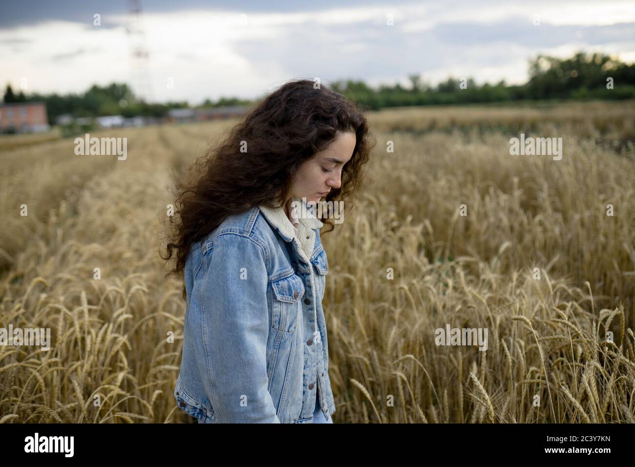 Young black woman standing outdoors hi-res stock photography and images ...
