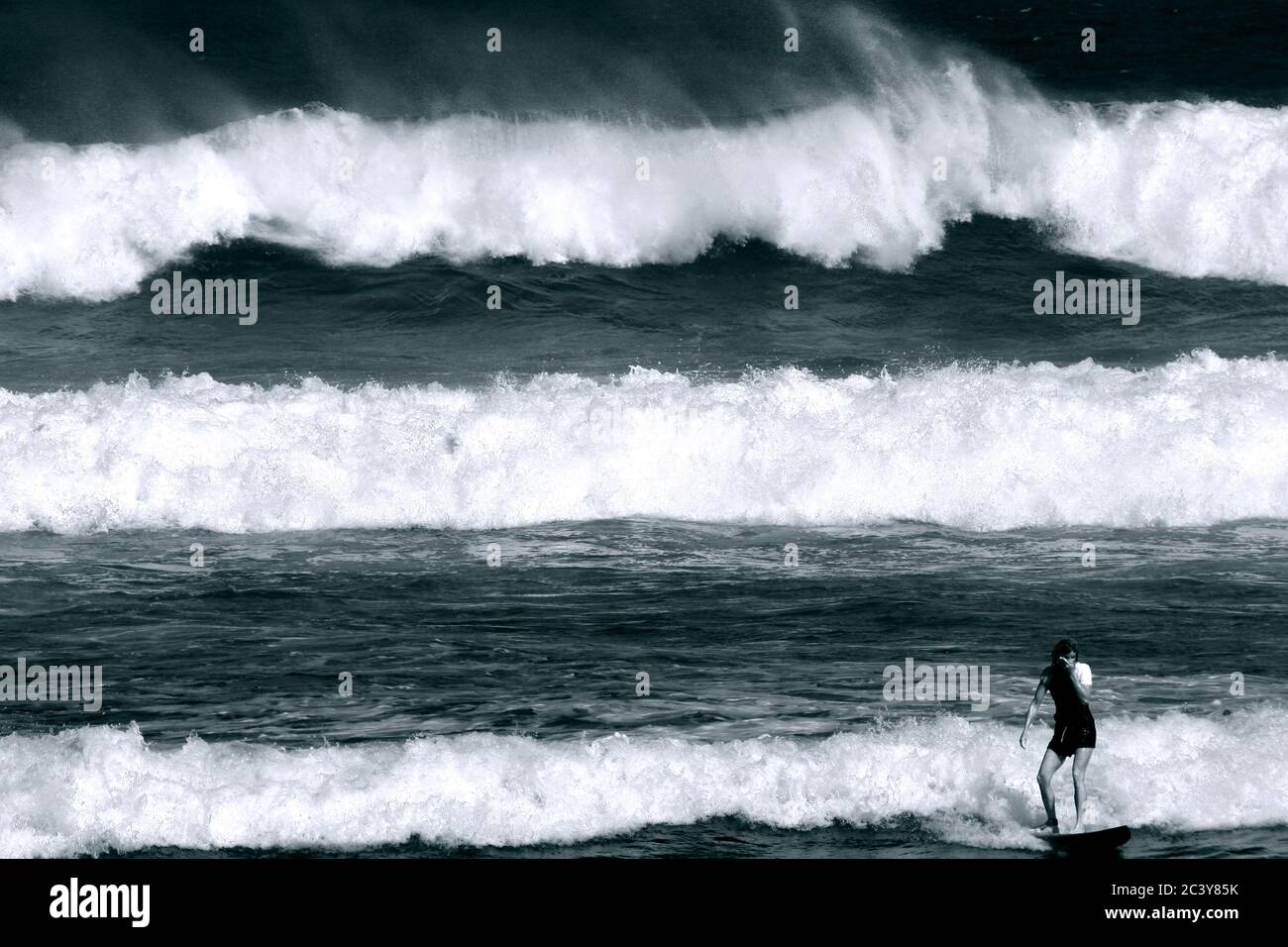 Heavy surf hawaii hi-res stock photography and images - Alamy