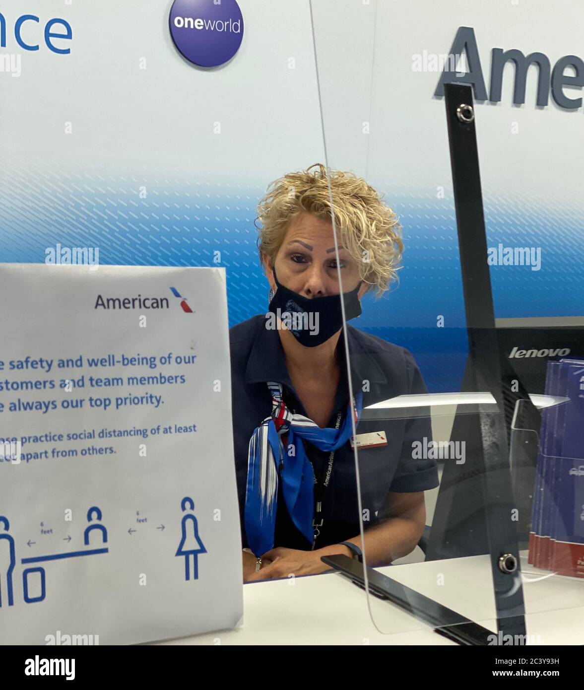 Flight attendants in flight service hi-res stock photography and images ...