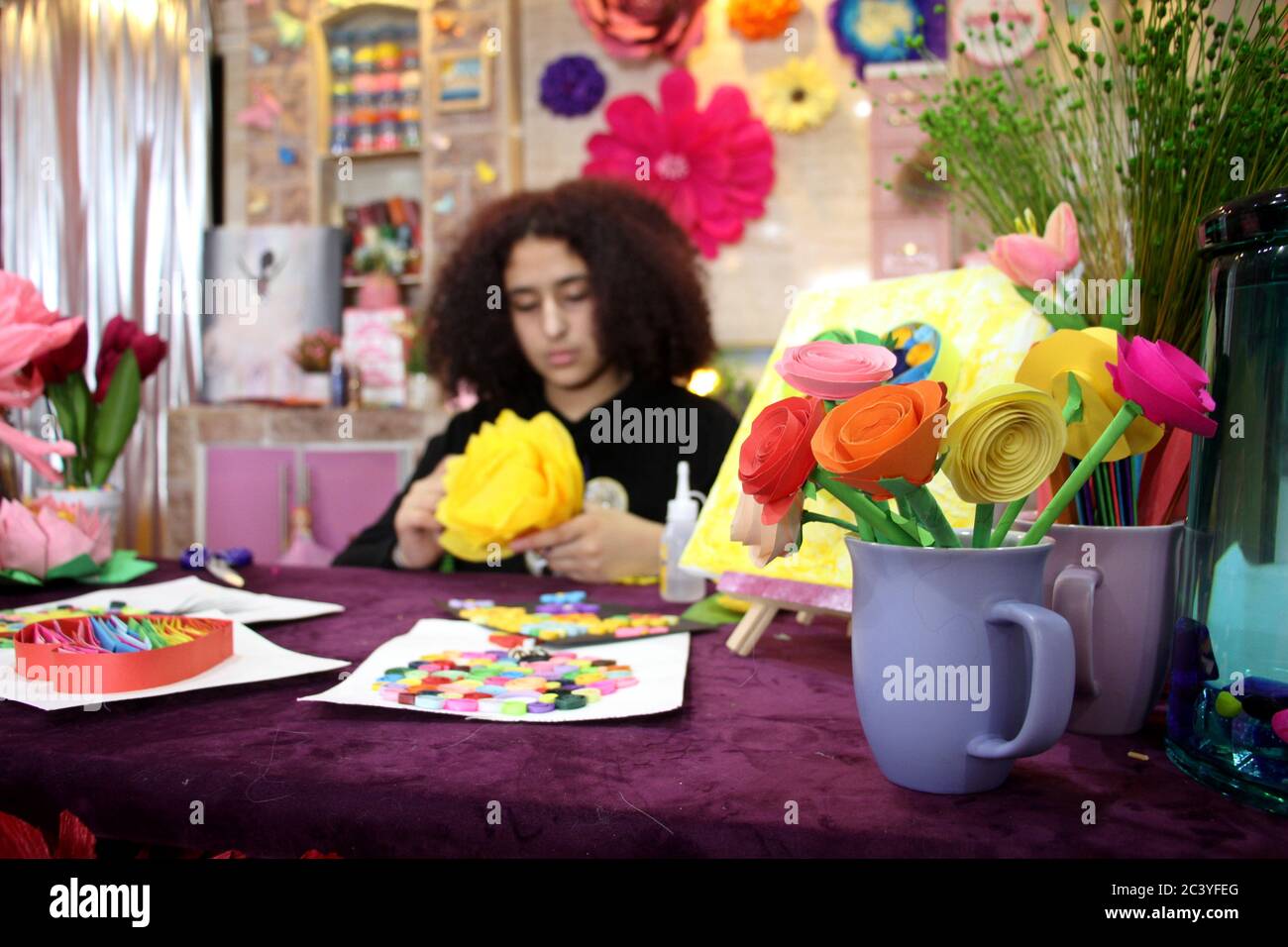 Gaza. 22nd June, 2020. Lina Jabr, 13, makes an art design with colorful ...