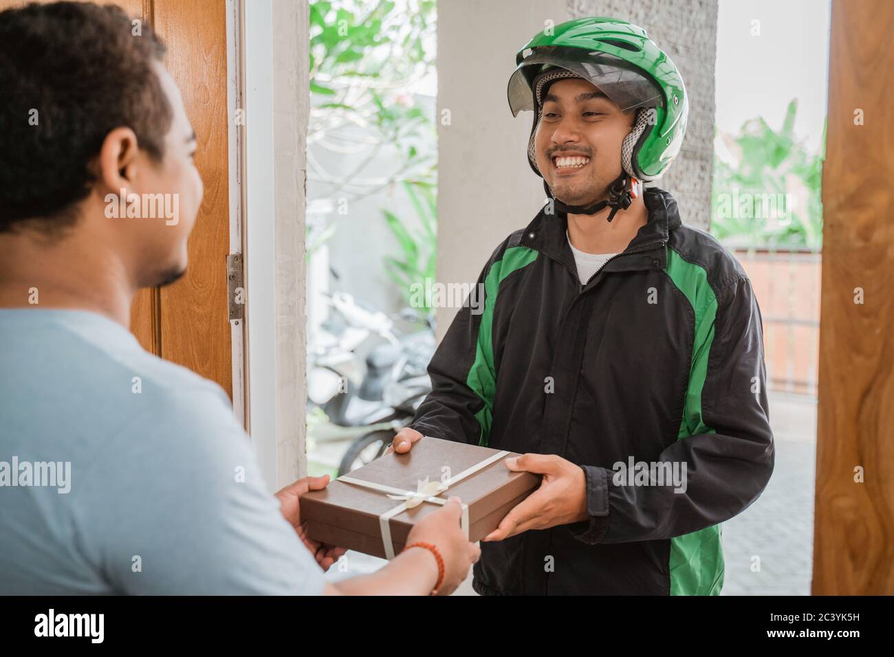 Delivery driver handing hi-res stock photography and images - Alamy