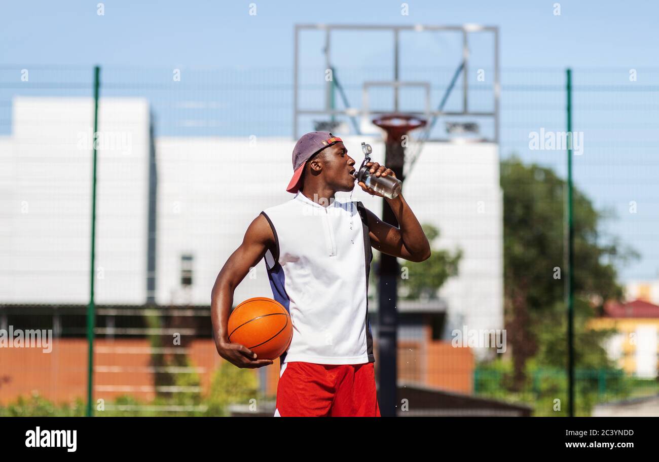 Basketball player drinking water hi-res stock photography and images ...