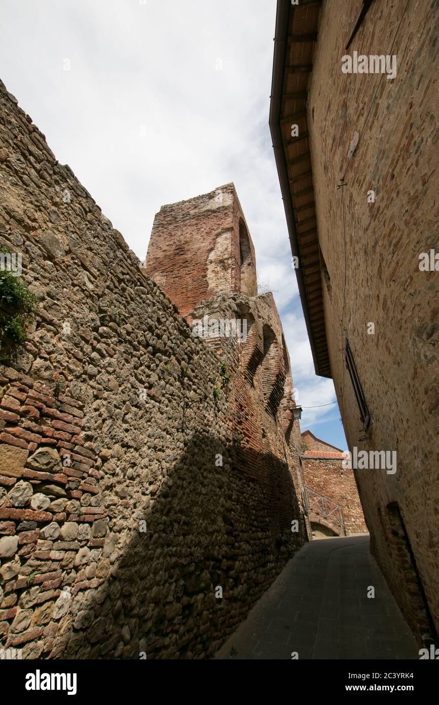 Ancient buildings typical italian medieval hi-res stock photography and ...