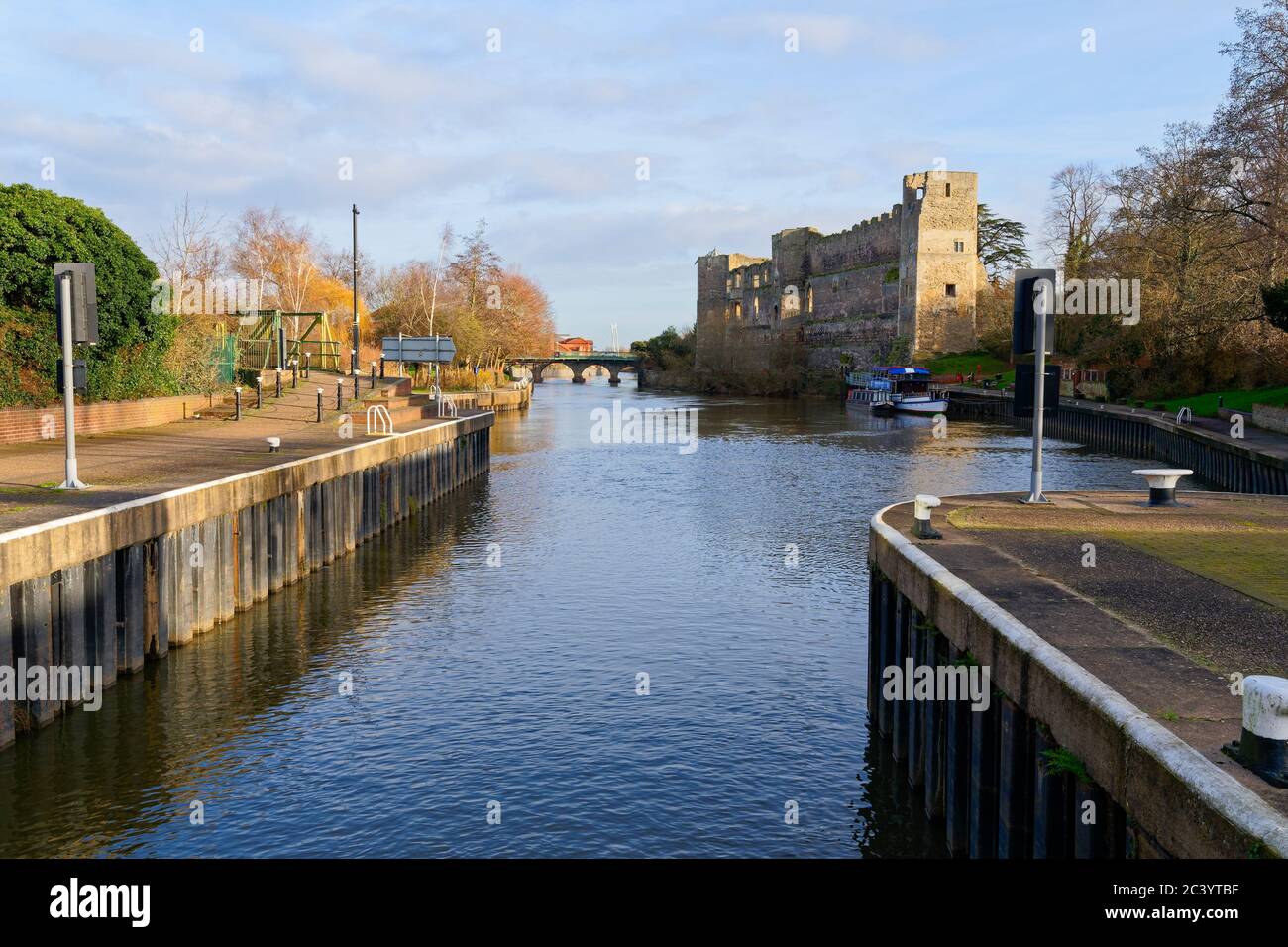 On the River Trent through Newark on Trent locks, past the castle and ...