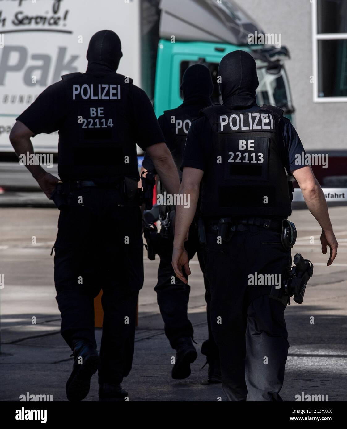 Officers cross hi-res stock photography and images - Alamy