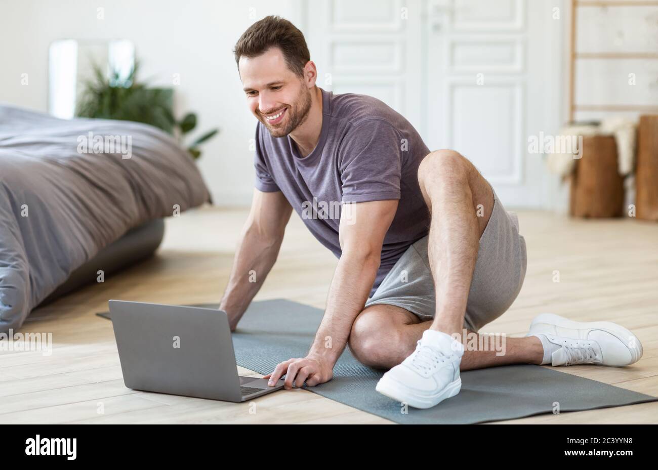 Online fitness hi-res stock photography and images - Alamy