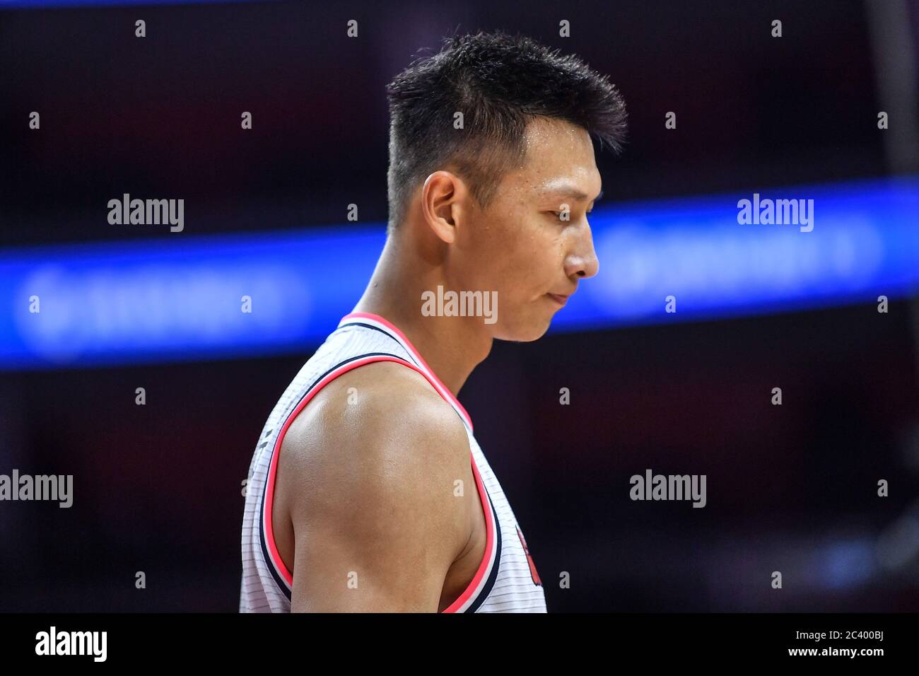 Basketball player yi jianlian china hi-res stock photography and images ...