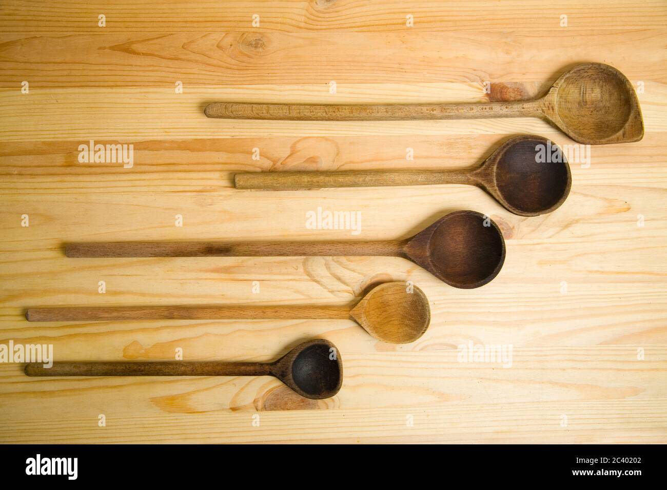 Five different wooden spoons arranged in a row Stock Photo - Alamy