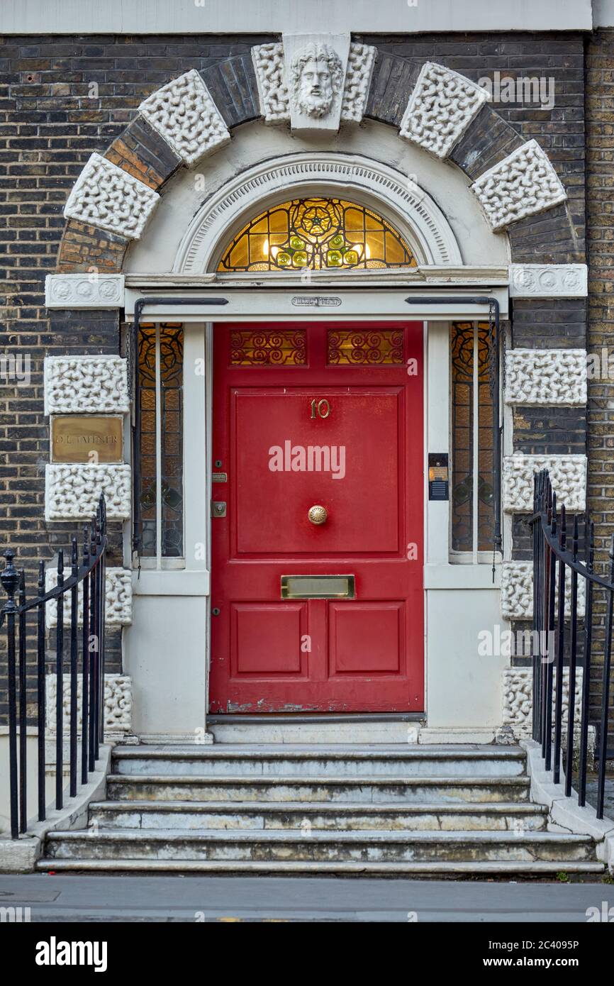 Red front door in Bloomsbury Stock Photo - Alamy