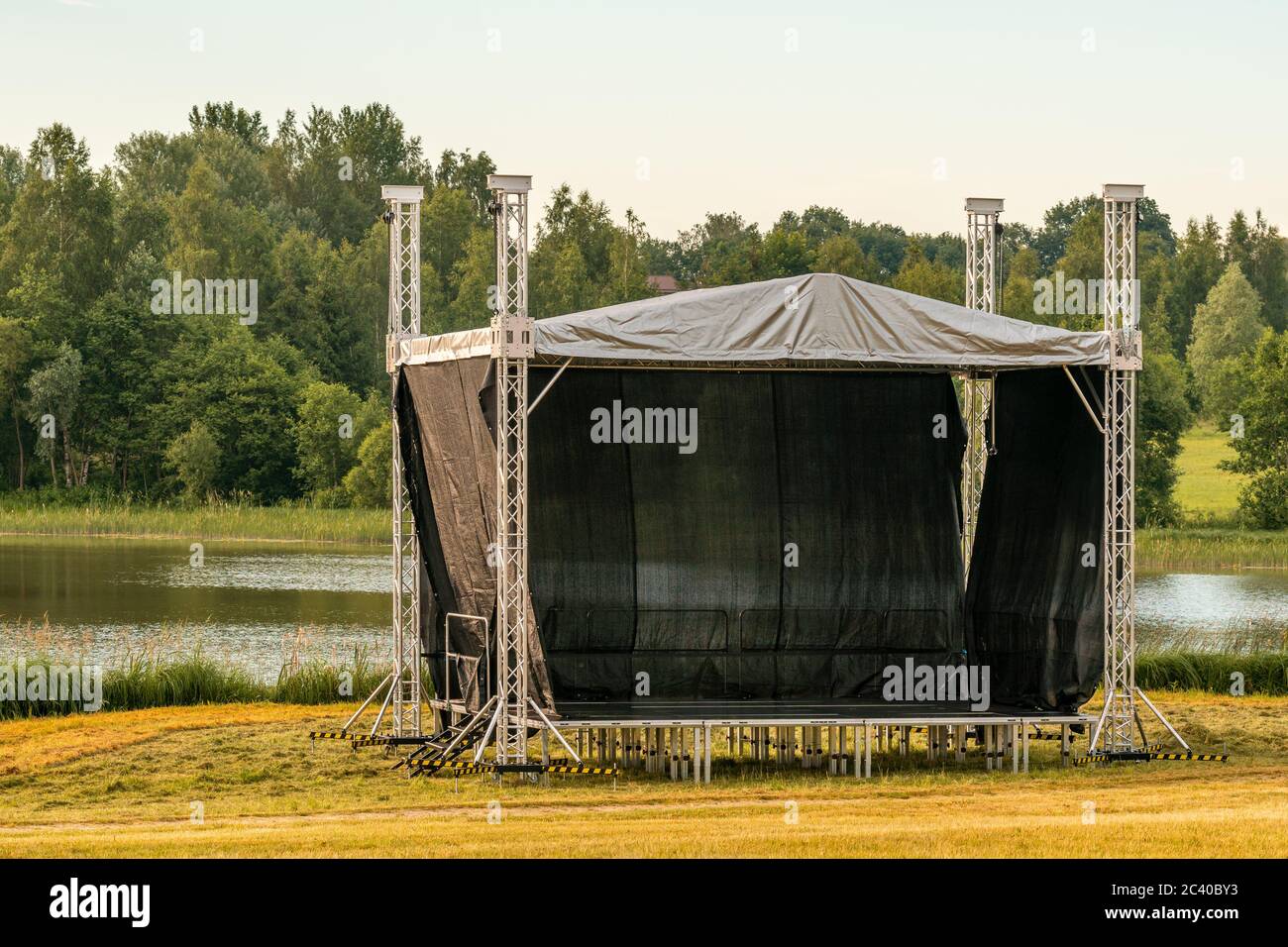 Empty outdoor band stage hi-res stock photography and images - Alamy