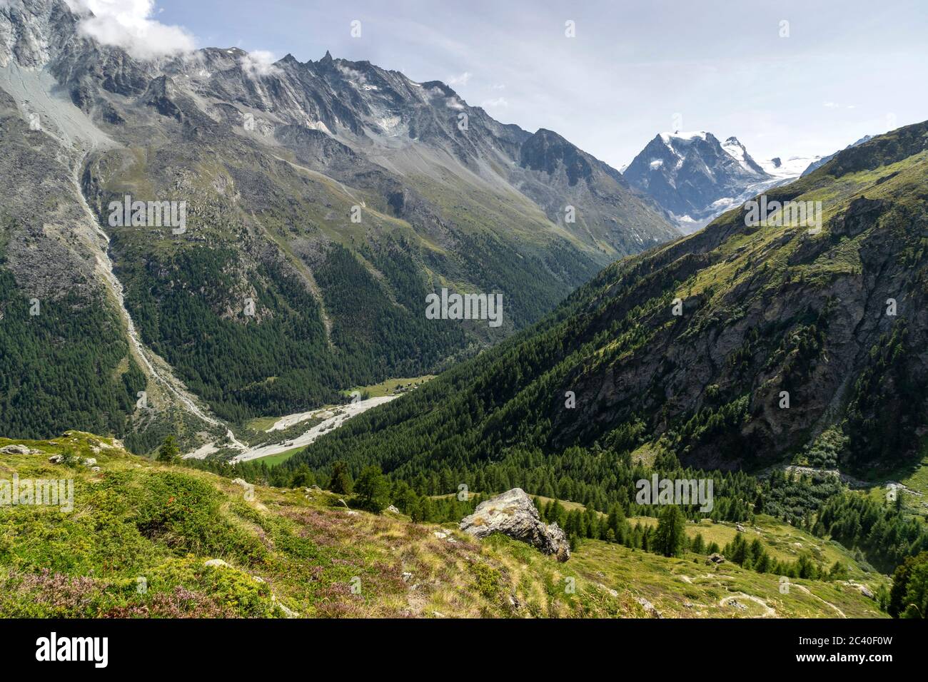 Der Mont Collon zuhinterst im Val d'Arolla, Wallis. Links die spitze ...