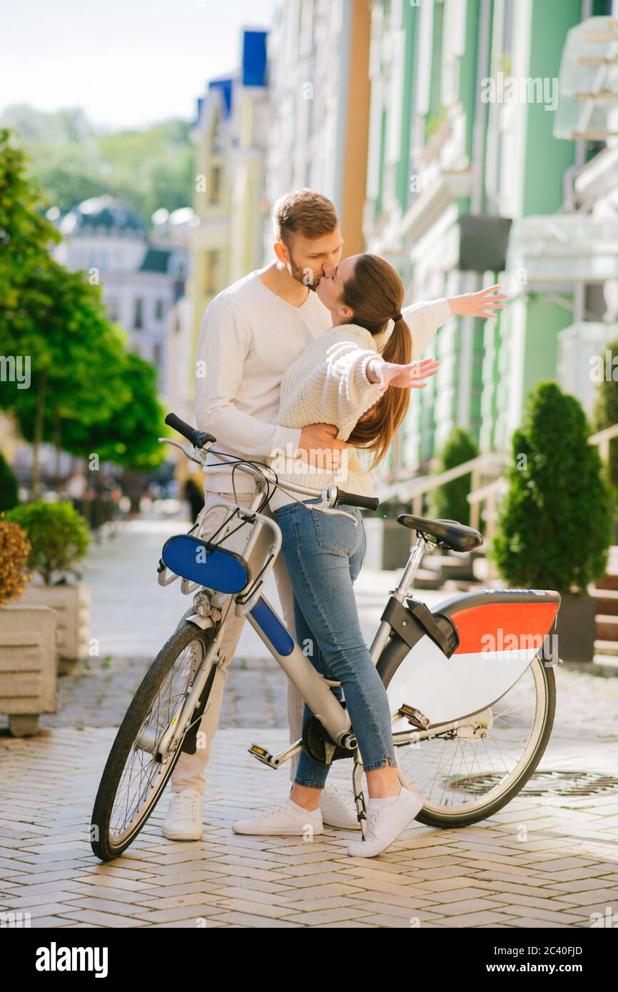 Kissing couple with bicycle hi-res stock photography and images - Alamy