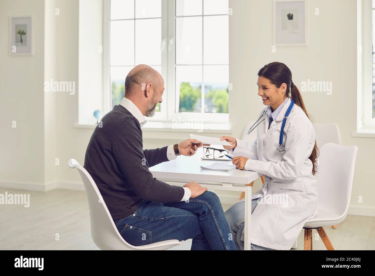 Doctor prescribing medicine patient hi-res stock photography and images ...