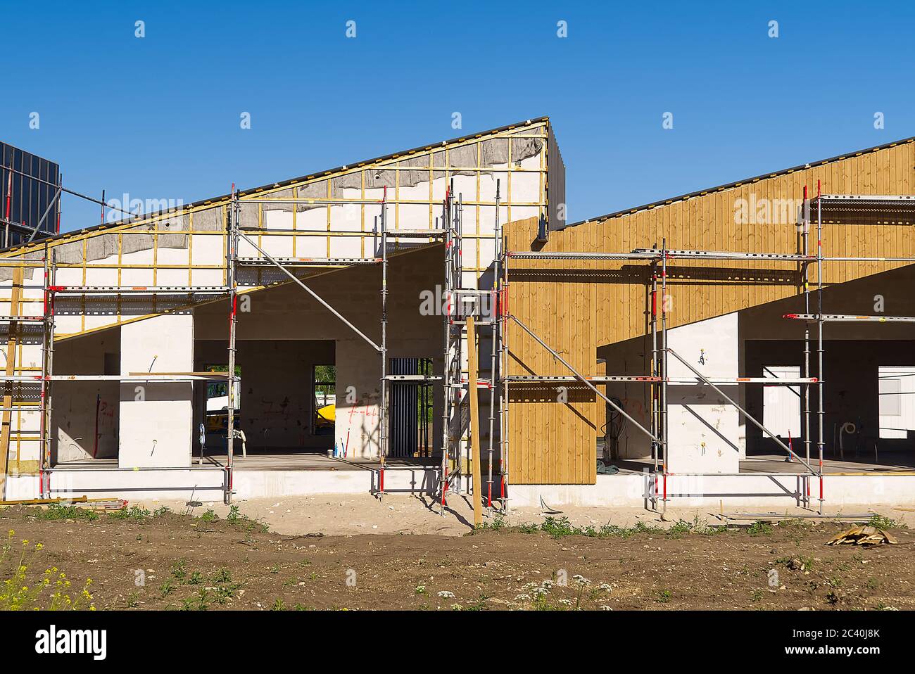 Scaffolding around house for Installing wood siding overhang Stock ...