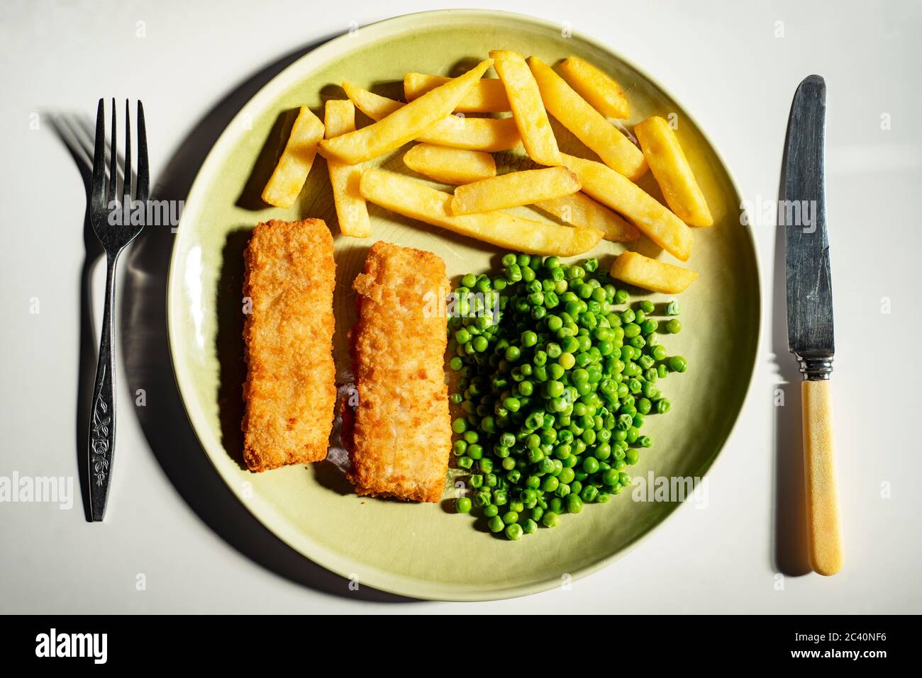 Fish fingers chips and peas Stock Photo - Alamy