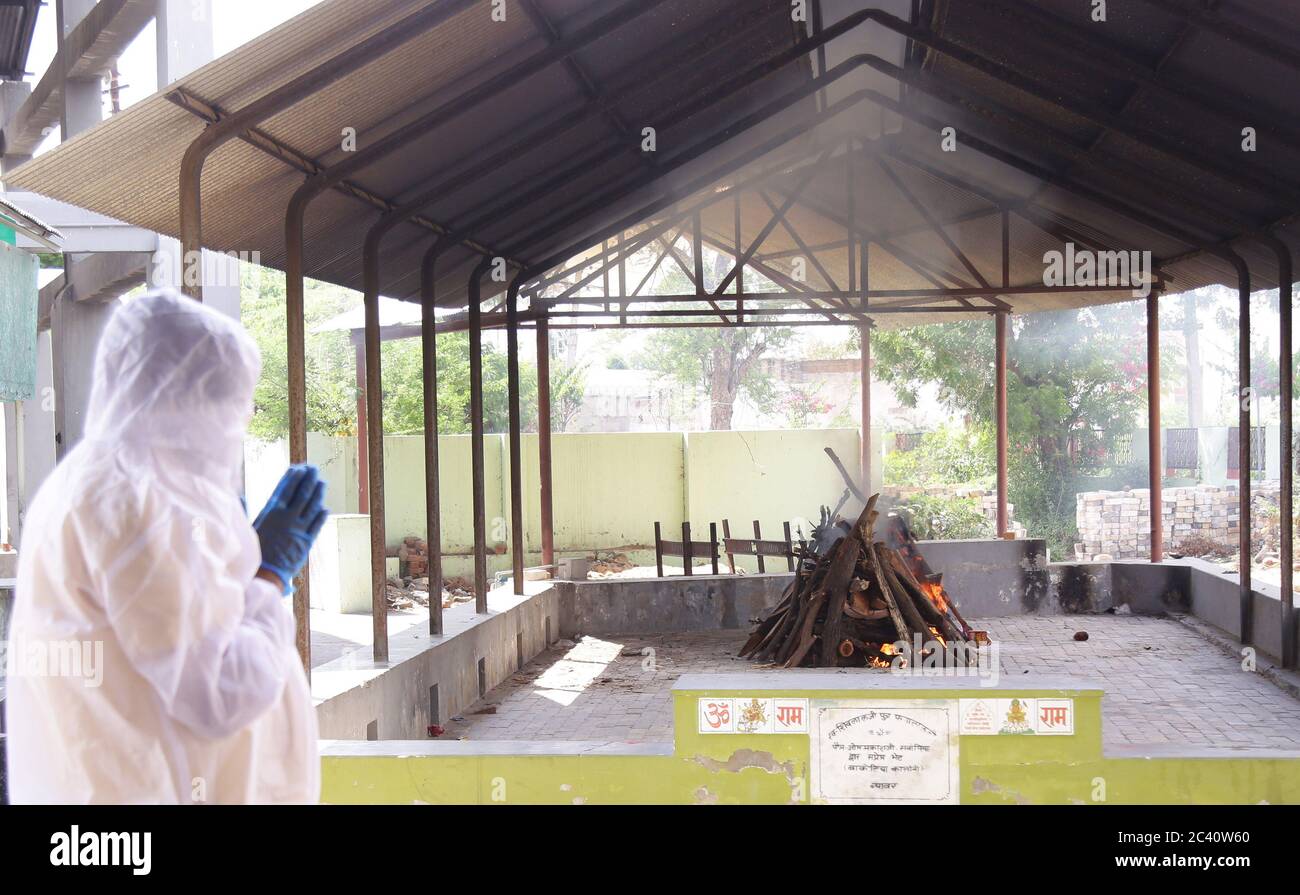 Hindu dead body crematorium hi-res stock photography and images - Alamy