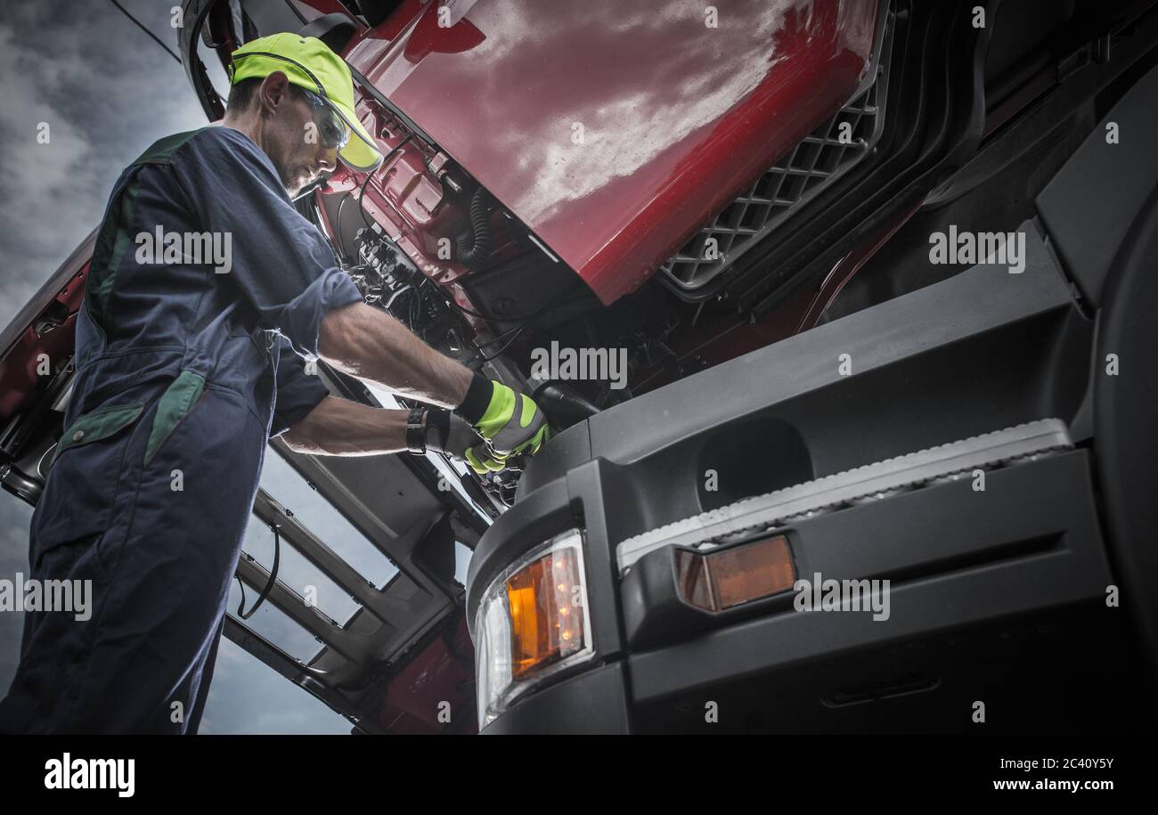 Mechanic fixing truck hi-res stock photography and images - Alamy