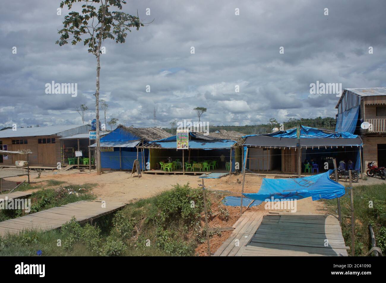Amazon rainforest village tourist hi-res stock photography and images ...
