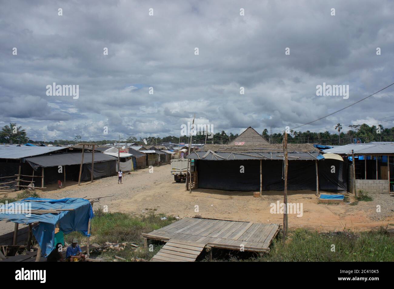 Amazon rainforest village tourist hi-res stock photography and images ...