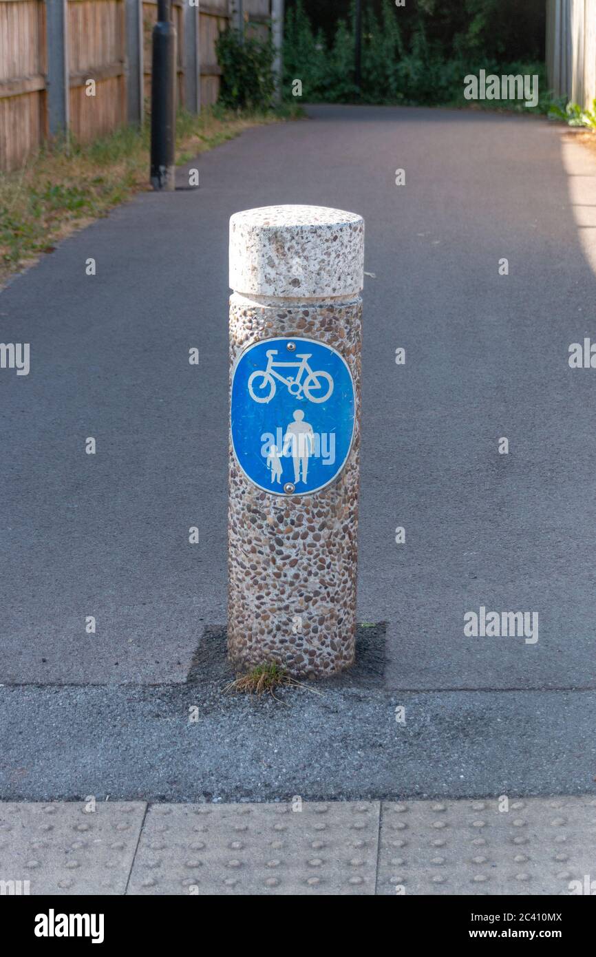 Pathway closed sign hi-res stock photography and images - Alamy