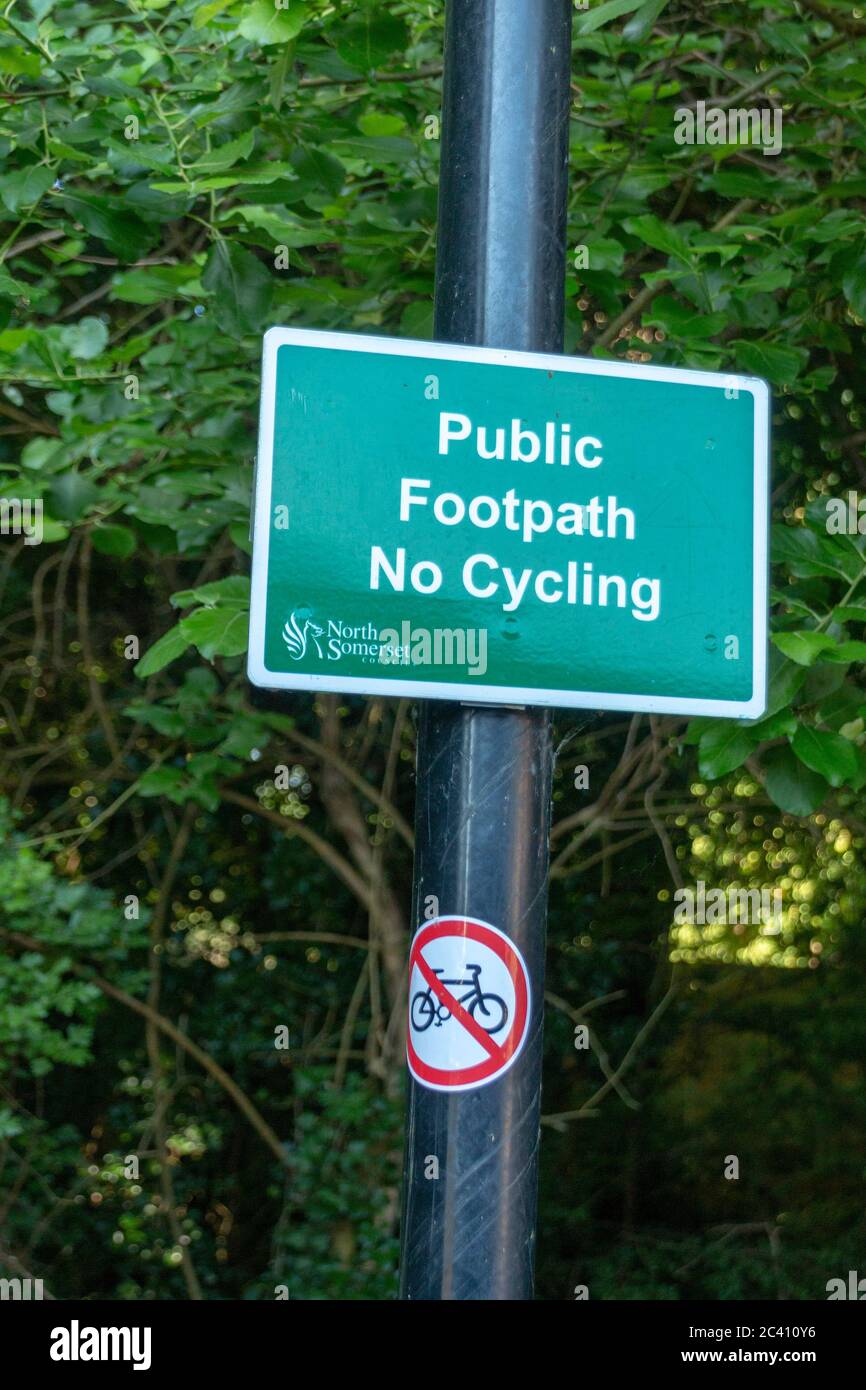 Pathway closed sign hi-res stock photography and images - Alamy