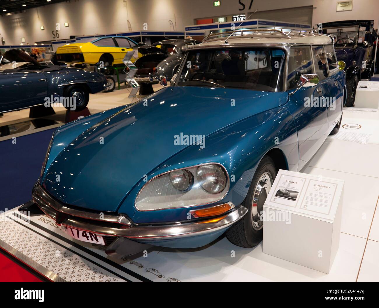 Three-quarter front view of a Citroën DS Station Wagon (Safari), on ...