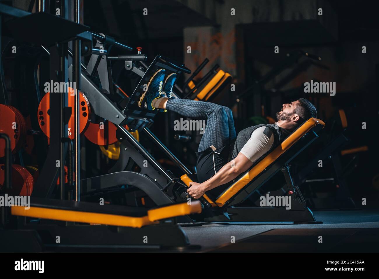 Man muscular legs gym hi-res stock photography and images - Alamy