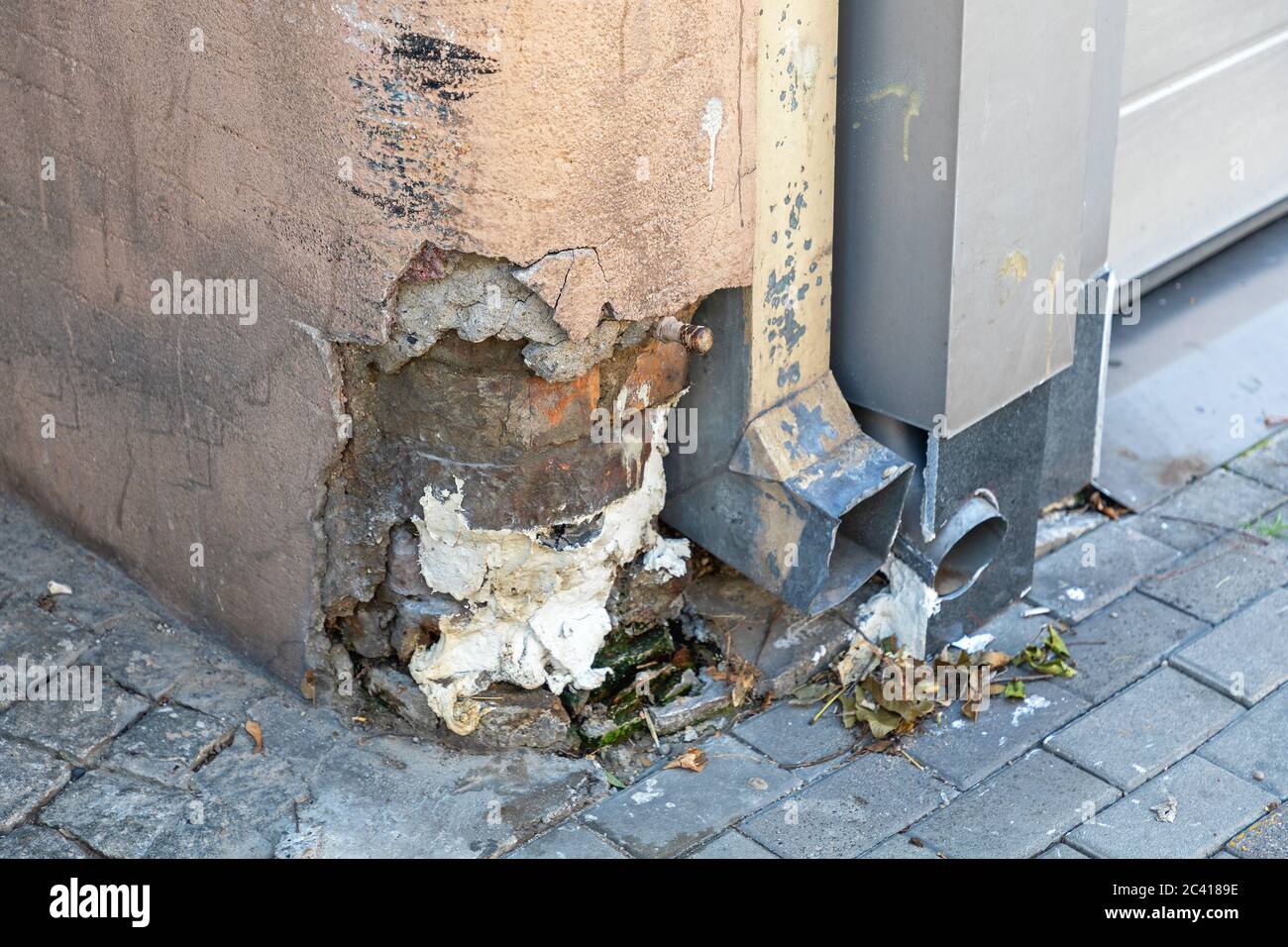 Damaged Corner Missing Piece of Building Wall Stock Photo - Alamy