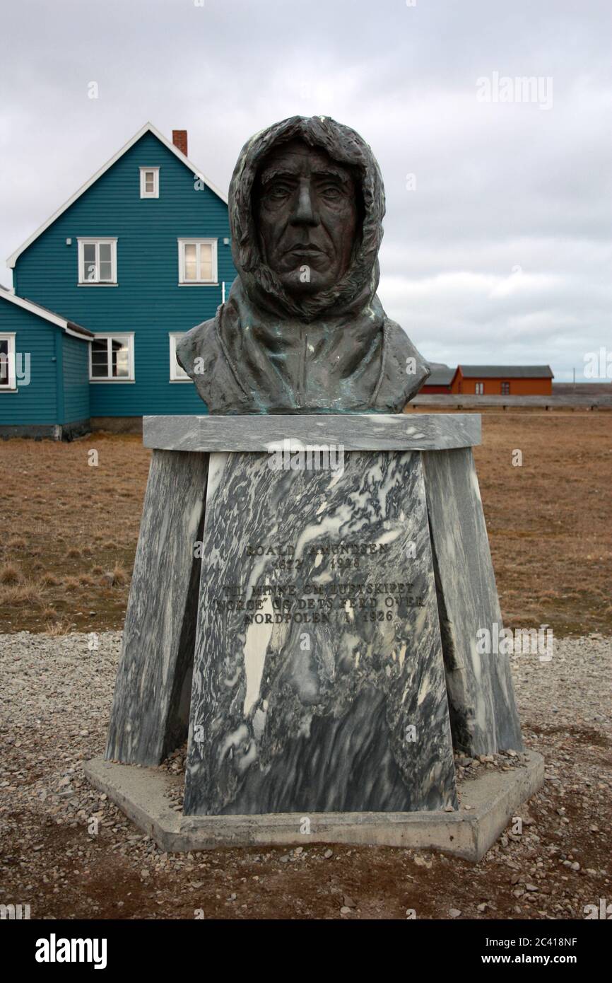 Amundsen sculpture hi-res stock photography and images - Alamy