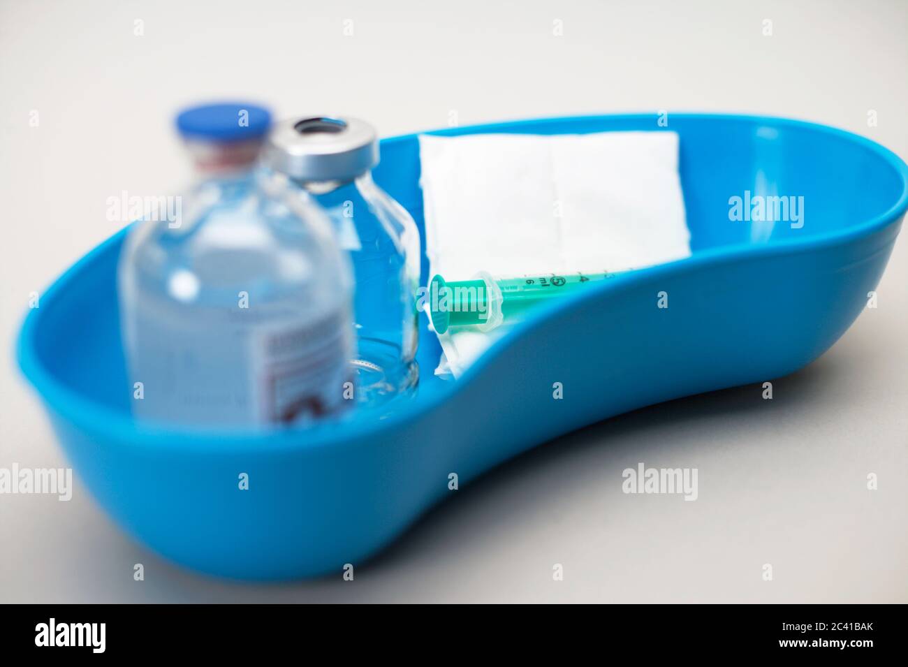 Kidney cup with syringe and serum bottles Stock Photo - Alamy