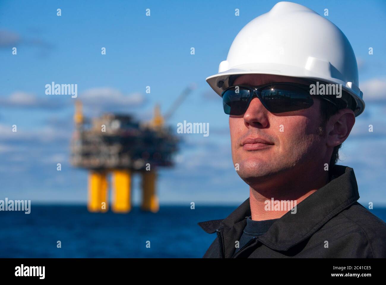 Person offshore energy production in the Gulf of Mexico Stock Photo - Alamy