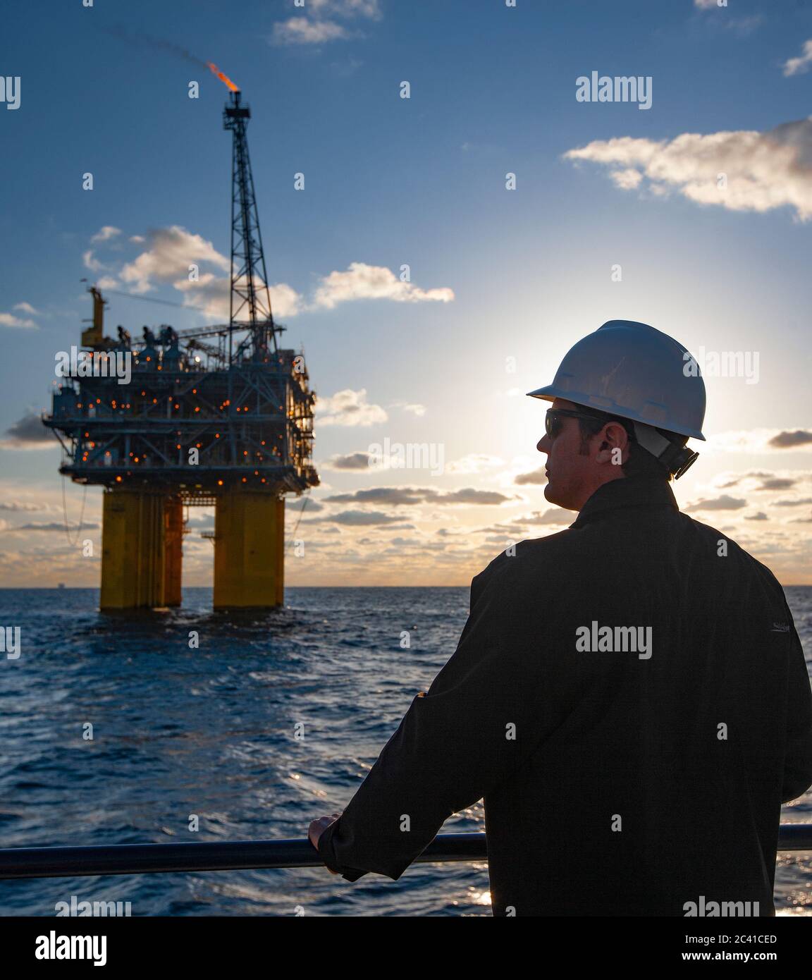 Person offshore energy production in the Gulf of Mexico Stock Photo - Alamy
