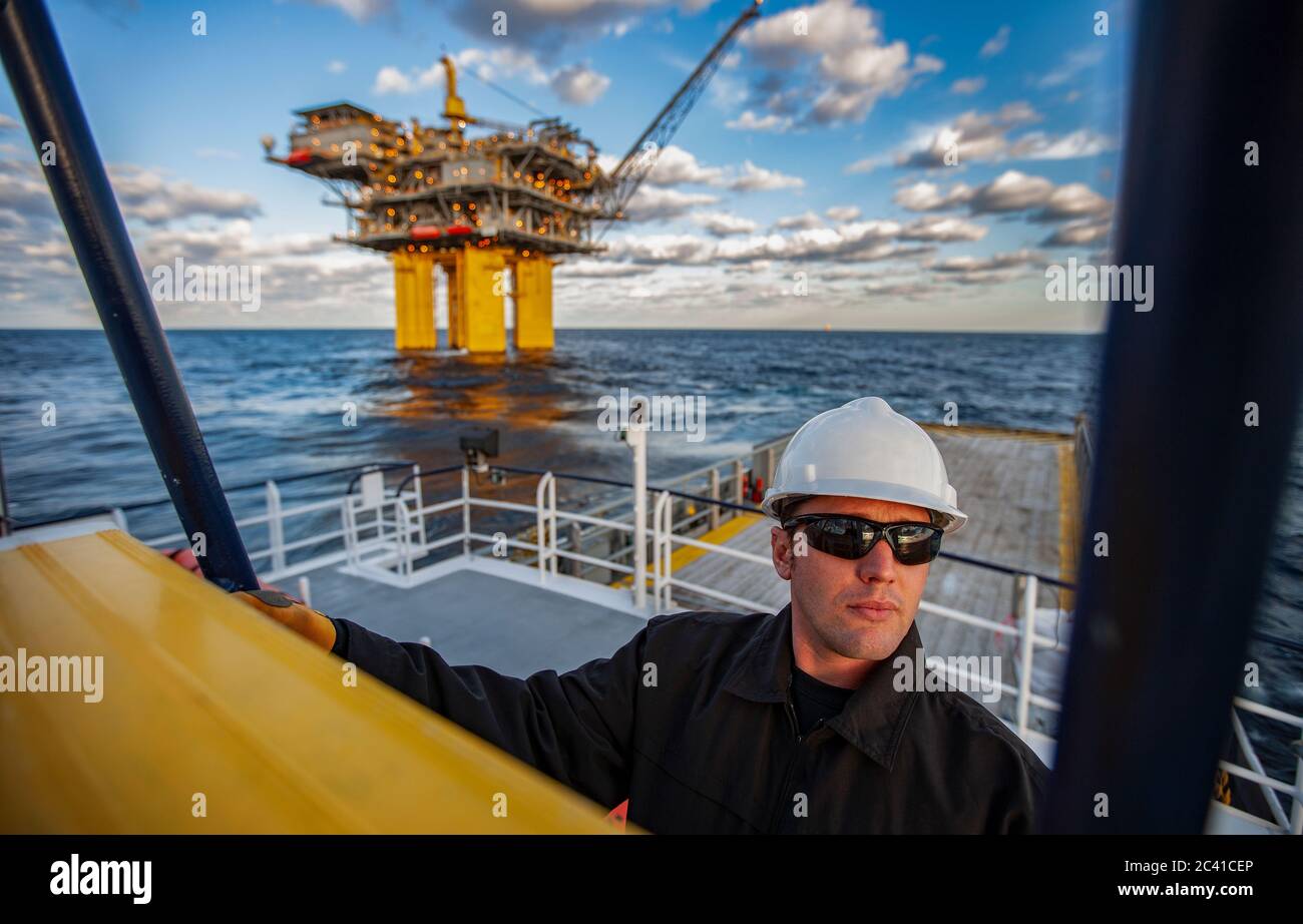 Person offshore energy production in the Gulf of Mexico Stock Photo - Alamy