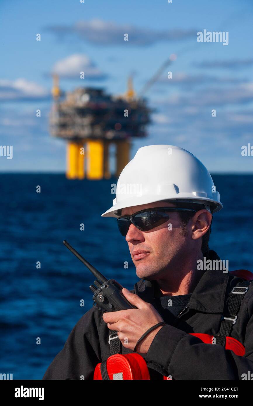 Person offshore energy production in the Gulf of Mexico Stock Photo - Alamy