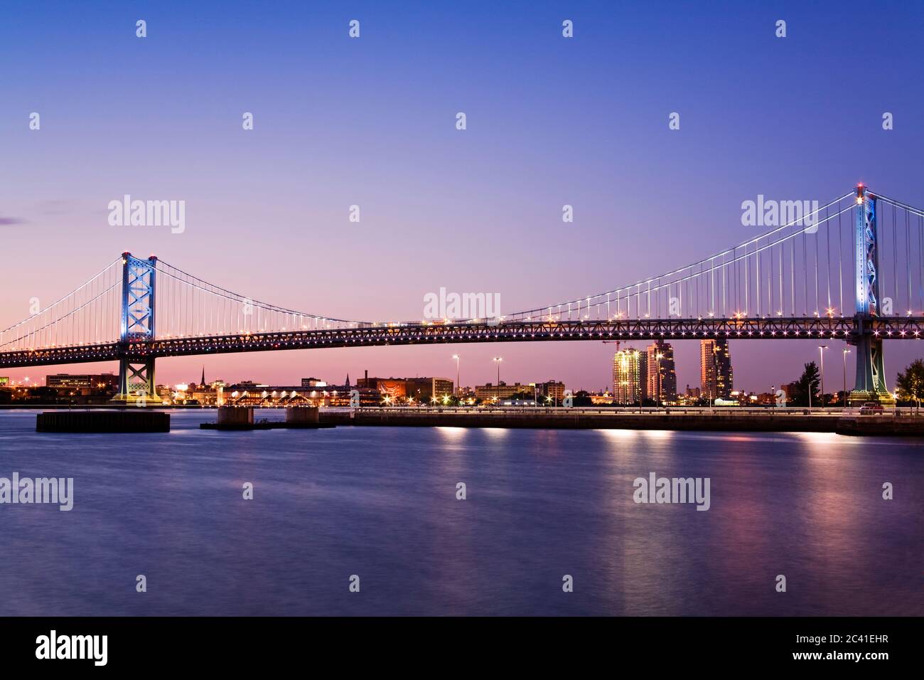 Delaware river bridge philadelphia skyline hi-res stock photography and ...