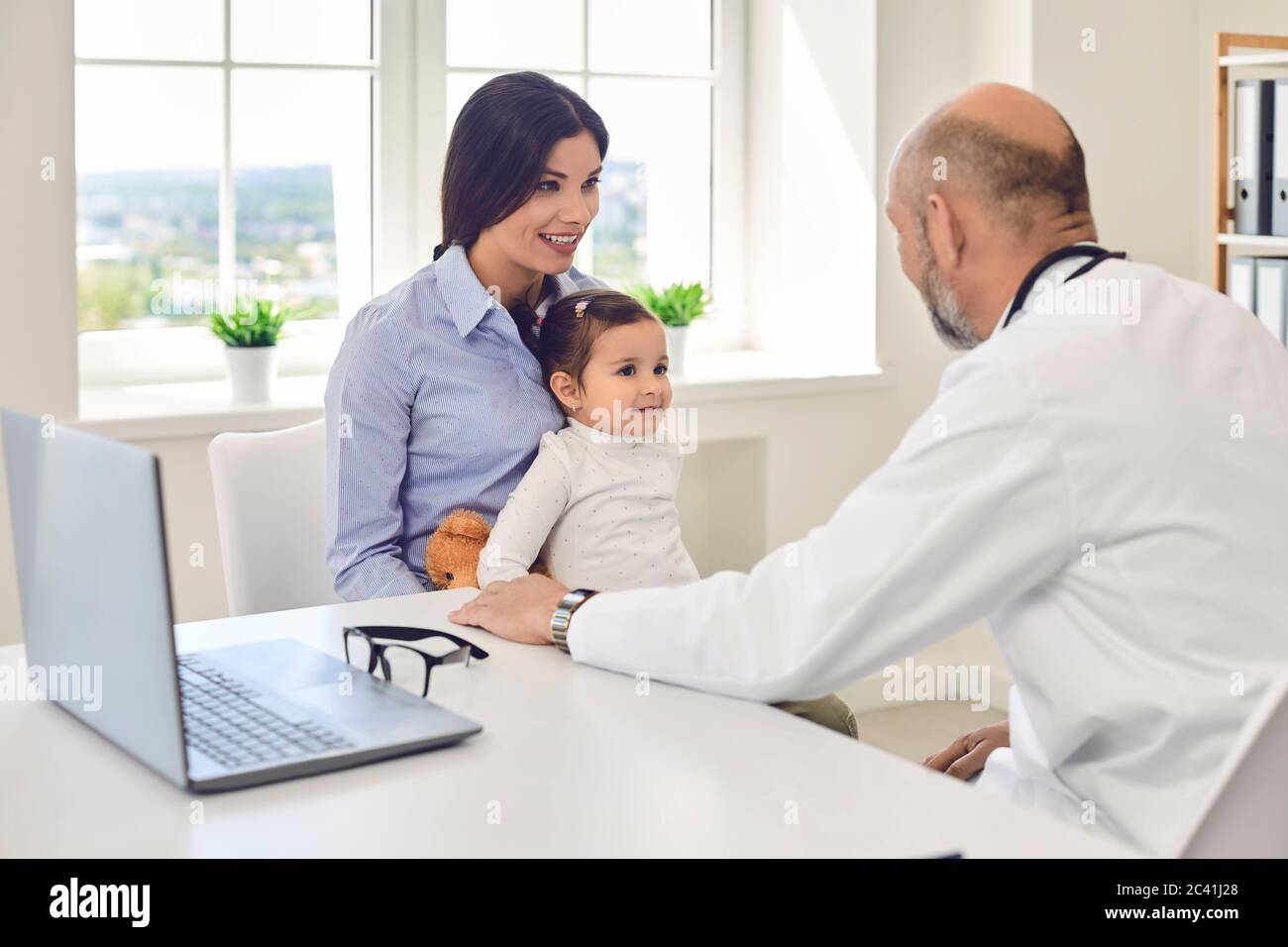 Doctor check up girl hi-res stock photography and images - Alamy