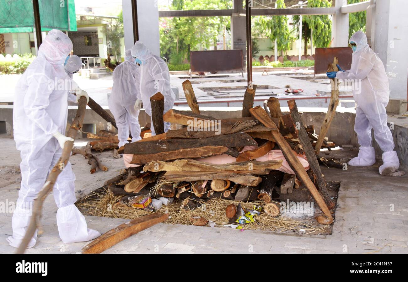 Hindu dead body crematorium hi-res stock photography and images - Alamy